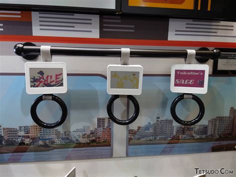 ceatecで吊り革用の電子ペーパー広告が登場 台湾では採用例も 鉄道コム