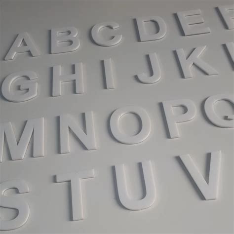خرید و قیمت حروف انگلیسی پلکسی سفید پشت چسبدار از غرفه دکوراسیون آکاج