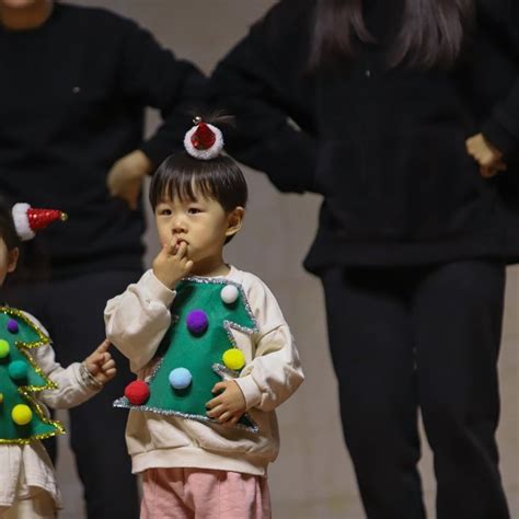 슈니맘🐯 성탄 발표회는 엄마가 율동하는 날〰️ 우리 슈니는 가만히 있다가 내려오기 😂 그래두 무대 앞에 사람 많은데 안아달라 안하는거 만으로도 엄마는 괜찮아 ㅎㅎ