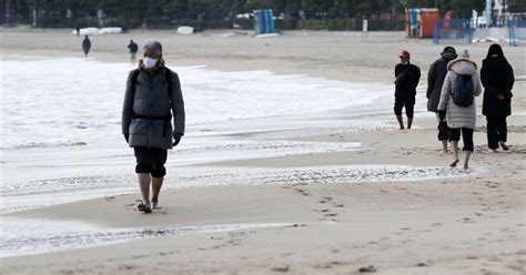 맨발로 걷는 해변