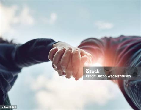 로우 앵글 야외 및 사랑으로 커플 손을 잡고 푸른 하늘과 로맨스 관계와 유대감 근접 촬영 손바닥과 신뢰가 있는 사람 모험으로