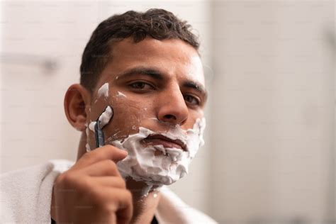 화장실에서 얼굴을 면도하는 남자 사진 Unsplash의 면도기 이미지