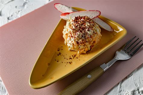 당근과 치즈를 공 모양으로 크랩 샐러드를 제공 부드러운 분홍색에 구멍치즈의 삼각형 조각의 형태로 흥미로운 접시에 말린 석류를 뿌려 0명에 대한 스톡 사진 및 기타 이미지