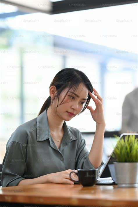 그녀의 사원과 과로로 인한 두통을 만지는 피곤한 비즈니스 여성의 초상화 사진 Unsplash의 기억하다 이미지