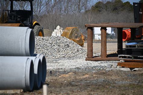 콘크리트 파이프 석재 및 금속 지하 구조물을 포함한 다양한 재료로 활발한 건설 현장 0명에 대한 스톡 사진 및 기타 이미지 0명 강철 건설 기계류 Istock
