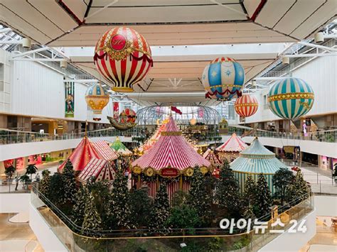 서커스 마을과 열기구…크리스마스 품은 더현대 서울[현장]