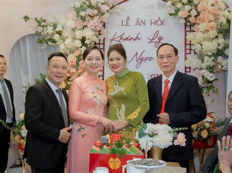 Mẹ Ruột U60 Trẻ đẹp Của Hotgirl Ly Kute Chia Sẻ Niềm Hạnh Phúc Khi Con Gái Lấy Chồng Sau Nhiều