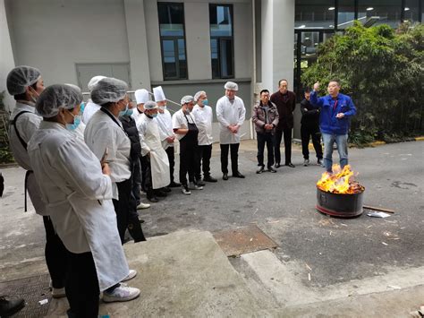 学院校举行食堂消防演练