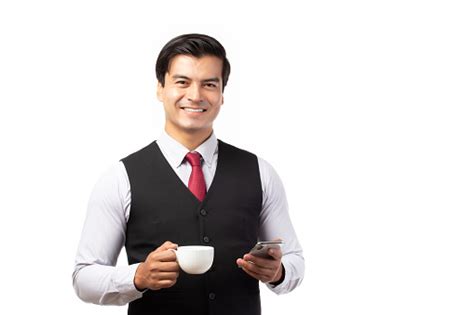 휴대 전화를 사용하여 웃는 젊은 아시아 사업가의 자신감과 흰색 배경에 고립 된 커피 한 잔을 들고 사업가 행복하고 미소 짓는 개념 30 34세에 대한 스톡 사진 및 기타