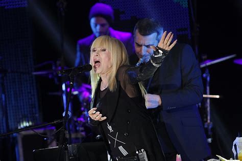 Лили Иванова дари пари за дълга на Левски към НАП