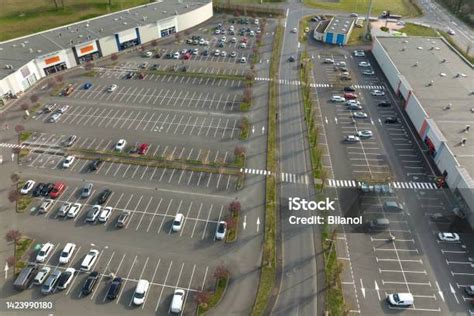 주차장에 주차 된 많은 다채로운 자동차의 조감도와 주차 장소 및 방향에 대한 선과 표시가 있습니다 주차장에 대한 스톡 사진 및 기타 이미지 Istock