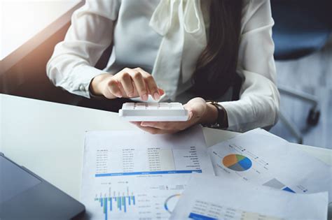 회계사 감사원 자영업자 재무 및 투자 세금 계산 및 예산 계산기를 사용하여 계산하는 아시아 여성 기업가 회사 사업 결과 문서 경영자에 대한 스톡 사진 및 기타 이미지