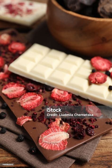 테이블에 동결 건조 과일이 있는 다른 초콜릿 바 근접 촬영 0명에 대한 스톡 사진 및 기타 이미지 0명 갈색 건강한 생활방식 Istock