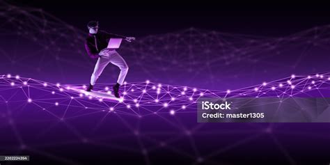 디지털 네트워크 파도 위에서 균형을 잡고 노트북을 들고 빛나는 보라색 연결로 미래 지향적인 데이터 환경을 탐색하는 남자 합성 이미지 콜라주 18 19세에 대한 스톡 사진 및