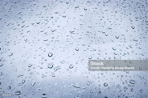유리에 큰 물 방울 하늘 의 배경에 대한 자동차의 앞 유리에 빗방울 0명에 대한 스톡 사진 및 기타 이미지 0명 기포 깨끗한 Istock