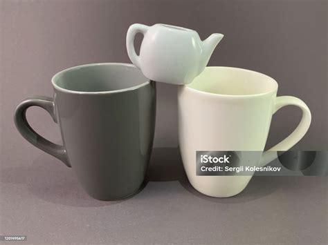 회색 배경에 두 컵과 작은 주전자 차 나 커피를위한 어둡고 가벼운 머그잔 개념 사랑 두 차 발렌타인 데이 0명에 대한 스톡 사진 및 기타 이미지 Istock