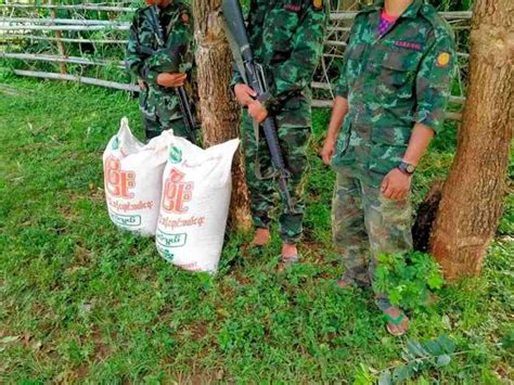 ဒီးမော့ဆိုမြို့နယ်ရှိ တော်လှန်ရေး ရဲဘော်များကို ဆန်လှူဒါန်း Khit Thit Media