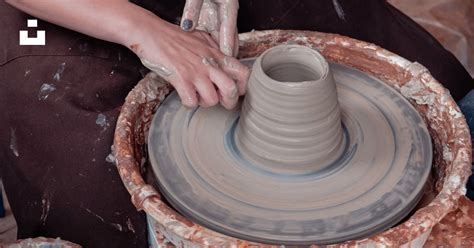 흰색 세라믹 라운드 플레이트를 들고 흑백 셔츠를 입은 여자 사진 Unsplash의 무료 카르파티아 산맥 이미지