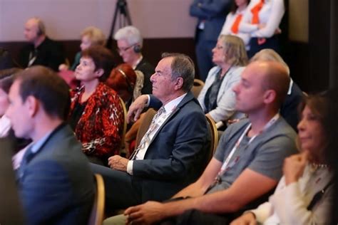 무료 사진 관리자 앉아 회의 관객 대상 그룹 의회 비즈니스 사람 남자 회의