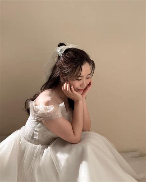 헤어이유 이유원장 🐰🩵 상민 신부님🤍 드레스와 하이 반묶음 찰떡🫶🏻 • • • 헤어 헤어변형 반묶음 반머리 잔머리 웨이브 헤어장식 촬영 웨딩촬영