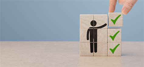 나무 블록 체크리스트와 녹색 체크 표시 아이콘이 있는 남자 비즈니스 작업 서명 약속 일정 개념입니다 올바른 평가 만족도 확인란 기호를 배치하는 사업가 0명에 대한 스톡 사진