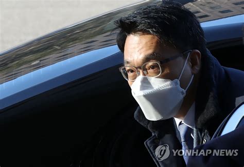 출근하는 김진욱 공수처장 연합뉴스
