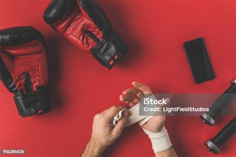 복 서 은폐의 자른된 샷 빨간 표면에 탄력 있는 붕대에 손을 권투 스포츠에 대한 스톡 사진 및 기타 이미지 권투 스포츠 전화 Championship Istock
