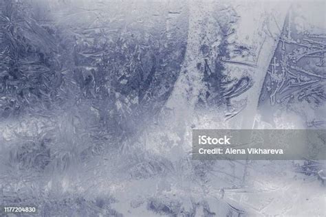 얼어 붙은 창에 겨울 얼음 패턴입니다 텍스처 텍스트 삽입을 위한 배경입니다 새해 테마입니다 겨울 감기 0명에 대한 스톡 사진 및