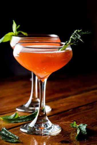 칵테일 진 보드카 럼 또는 위스키로 만든 알코올 음료에 소다수 과일 주스 라임과 체리를 곁들인 장식 클래식 한 미국 바 음료 0명에 대한 스톡 사진 및 기타 이미지 Istock