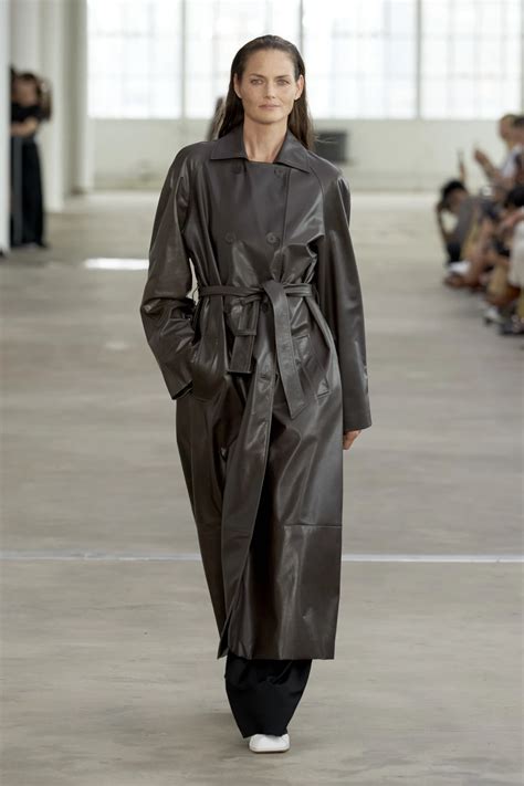 Як носити шкіряний тренч цієї весни