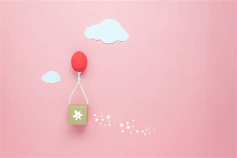 배열 장식 행복 한 부활절 휴일 배경 개념의 상위 보기 샷 플랫은 스카이 핑크 종이에 꽃 선물 상자를 구름와 다채로운 부활절 달걀 풍선 비행 전송 하다 디자인 파스텔