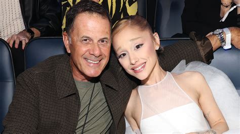 Ariana Grande Calls Her Dad The Best In The World In Vmas Acceptance