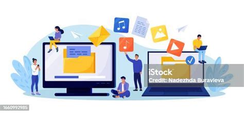 파일 전송 화면에 폴더가있는 두 대의 컴퓨터 전송 된 문서 파일 복사 데이터 교환 백업 스토리지에 문서 저장 장치 간 디지털