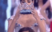 Beauty Queen Wave Gifs Tenor