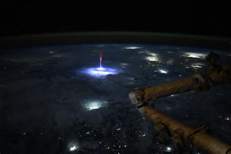 ناسا ترصد وميضًا أحمر على شكل قنديل البحر من الفضاء مجلة سيدتي