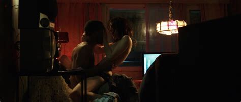 Голая Лаура Бирн в Naked Harbour