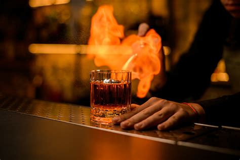 바 카운터에서 차가운 알코올 음료와 배경에서 불꽃을 피우는 구식 유리에 대한 멋진 전망 가득 찬에 대한 스톡 사진 및 기타 이미지 가득 찬 각얼음 고풍스런 Istock