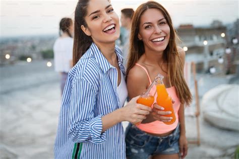 지붕 위에서 파티를 하는 행복한 친구들 재미 여름 도시 생활 방식 및 우정 개념 사진 Unsplash의 우정 이미지