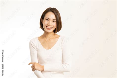 웃는 얼굴로 서 미인 여성 귀여운 여성 애교있는 여자 흰 옷 하얀 치아 Stock Foto Adobe Stock