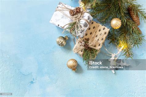 크리스마스 공 선물 상자가있는 겨울 전나무 및 푸른 돌 배경에 크리스마스 장식 크리스마스와 새해 개념 위에서보기 공간을