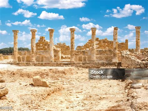 키프로스 공화국 파포스 시 고대 정착지의 발굴 기둥이 있는 박물관 단지 고고학 공원의 영토 키프로스의 중세 도시 푸른 하늘 아래 파 포스 키프로스의 박물관 0명에 대한 스톡