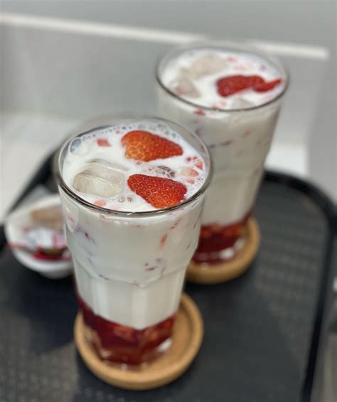 부산용호동카페 유월이일 부산 용호동 카페 유월이일🍓 생딸기 듬뿍 베리라떼🍓 달달한 딸기 와라라라라락🍓 비밀 재료 샥샥샥🍓 맛있게 만들어 드릴게요🍓 딸기향 가득 가득