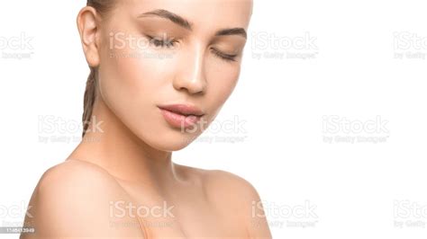닫힌 눈을 가진 아름 다운 젊은 여자의 초상화입니다 순수 하 고 자연 스러운 피부 흰색 절연 피부 관리 여성화 및 여성 건강