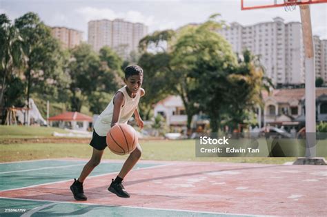 주말 아침에 농구 코트에서 농구를 연습하는 아시아 인도 소년 농구 팀 스포츠에 대한 스톡 사진 및 기타 이미지 농구 팀 스포츠 농구공 공원 Istock