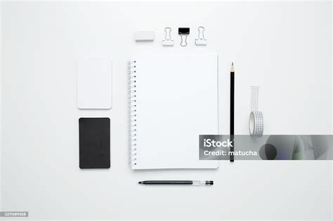 흰색 배경에 빈 모형 공책 흰색과 검은색 카드 단색색의 문구류가 가지런히 정리되어 있습니다 0명에 대한 스톡 사진 및 기타 이미지 Istock