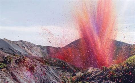 Галт уулнаас сарнайн дэлбээ цацаржээ