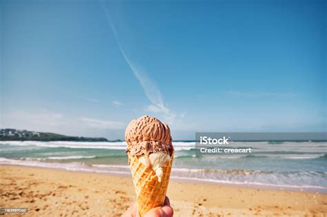 화창한 가을 날 콘월 주 뉴퀘이 주 피스트랄 비치에서 초콜릿과 바닐라 아이스크림 콘을 들고 있는 Pov 손 0명에 대한 스톡 사진 및 기타 이미지 Istock