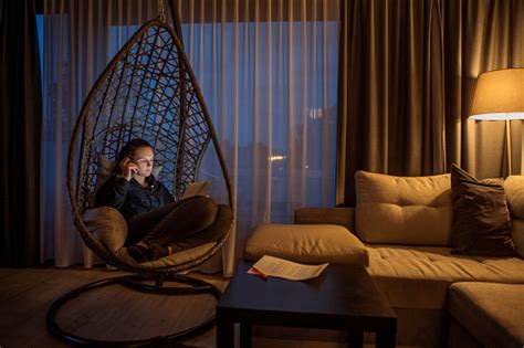 Siswa Dewasa Perempuan Cantik Belajar Jarak Jauh Secara Online Di Rumah