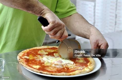 요리사 피자 남자 커터와 부엌에서 피자를 절단의 근접 촬영 손 건강한 식생활에 대한 스톡 사진 및 기타 이미지 건강한 식생활 고기 만들기 Istock