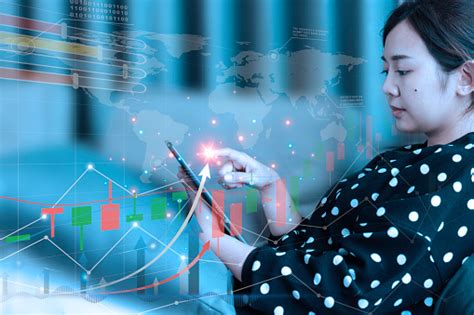 네트워크 데이터 정보 데이터 저장소가 있는 클라우드 아이콘을 터치하는 비즈니스 여성 인터넷 및 네트워크 서비스 개념입니다 25